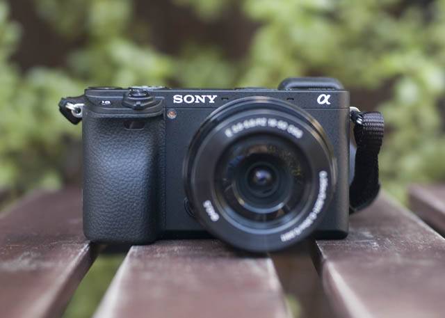 Why Mirrorless Cameras Are Great for Street, Candid, and Shy Photographers