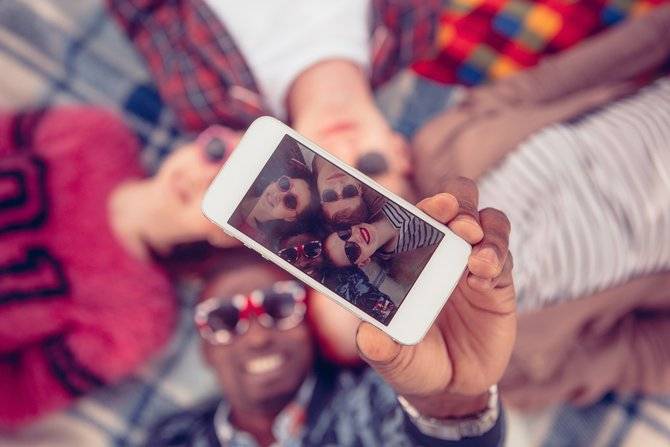10 Tips to Take a Good Selfie Photo, According to Science