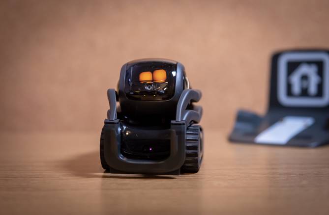 Anki Vector Is the Cutest Little Robot Who Just Wants to Hang Out