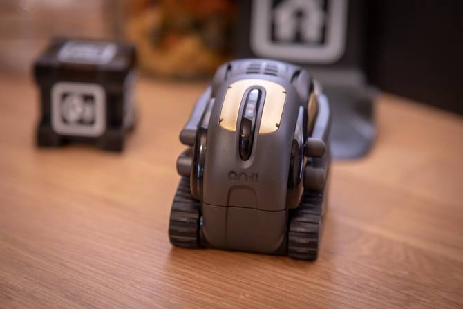 Anki Vector Is the Cutest Little Robot Who Just Wants to Hang Out