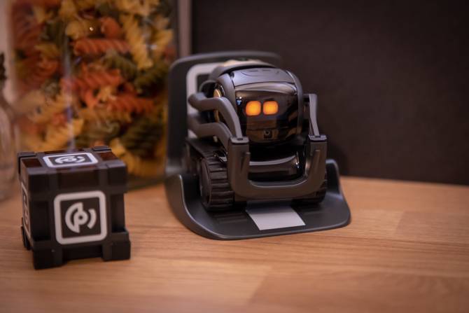 Anki Vector Is the Cutest Little Robot Who Just Wants to Hang Out
