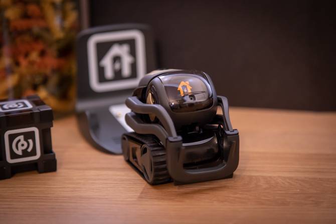 Anki Vector Is the Cutest Little Robot Who Just Wants to Hang Out