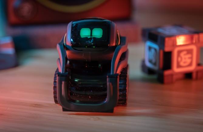 Anki Vector Is the Cutest Little Robot Who Just Wants to Hang Out