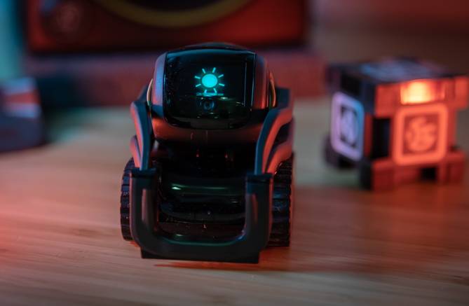 Anki Vector Is the Cutest Little Robot Who Just Wants to Hang Out