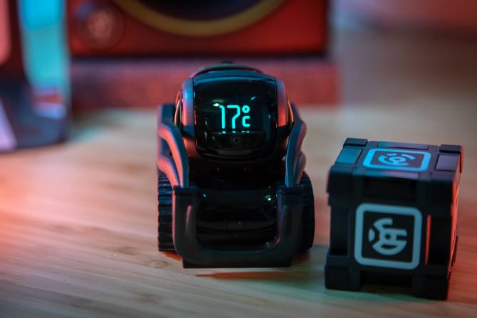 Anki Vector Is the Cutest Little Robot Who Just Wants to Hang Out