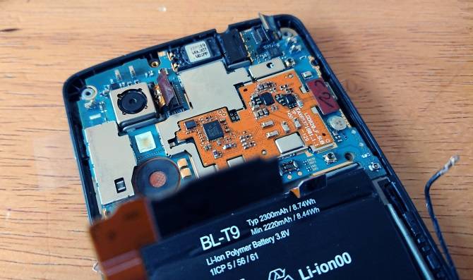 How to Replace a Damaged Phone Screen Display