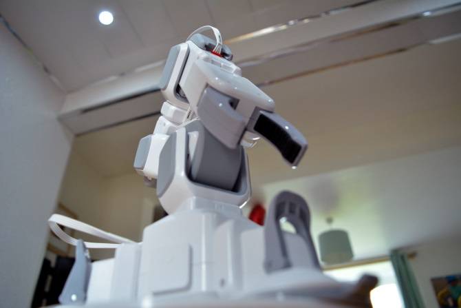 Learn to Program Our Future Overlords With the MotionBlock Robotics Kit