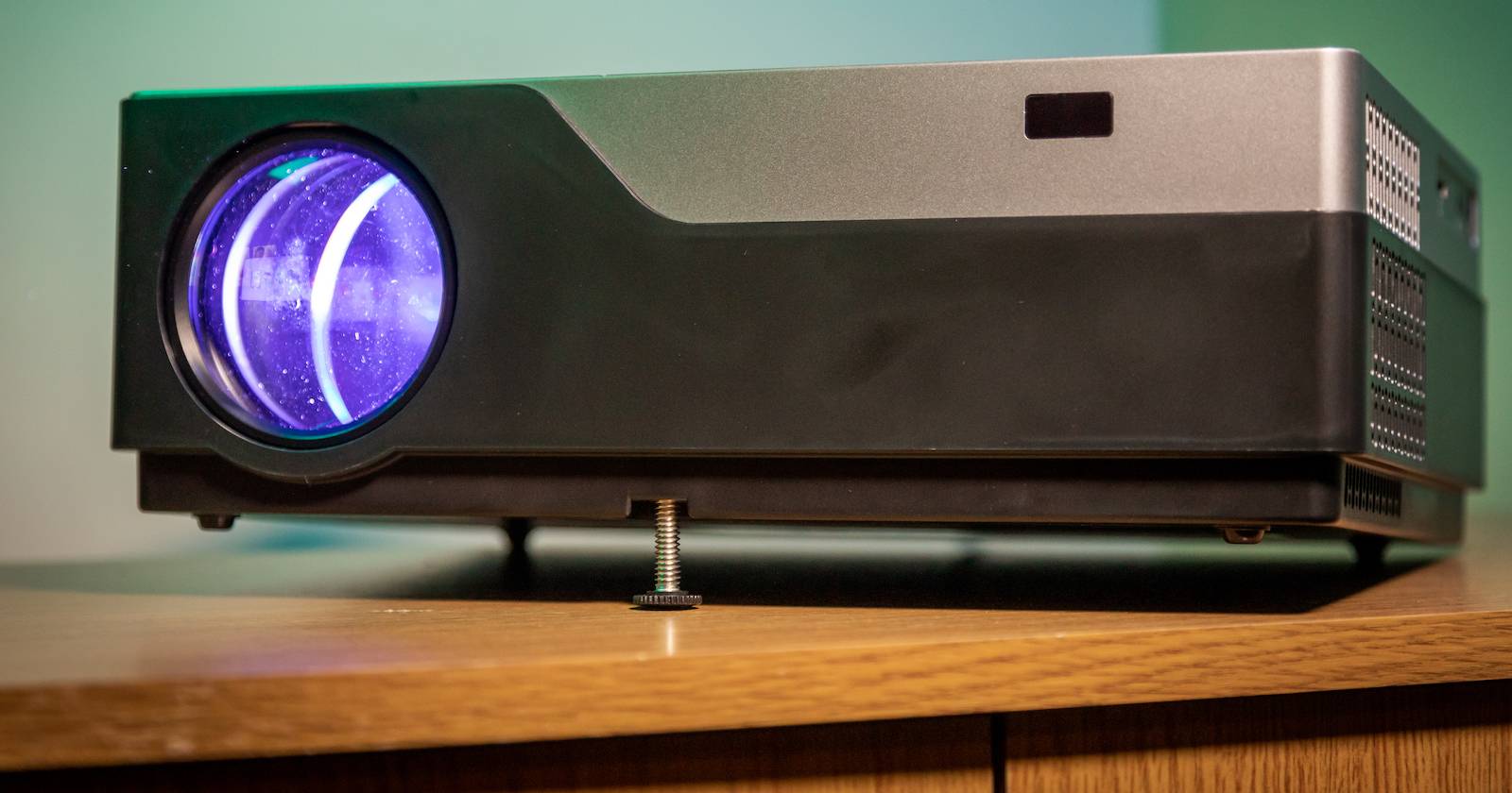 Vankyo V600: Budget Priced Projector That's Brilliant and Bright