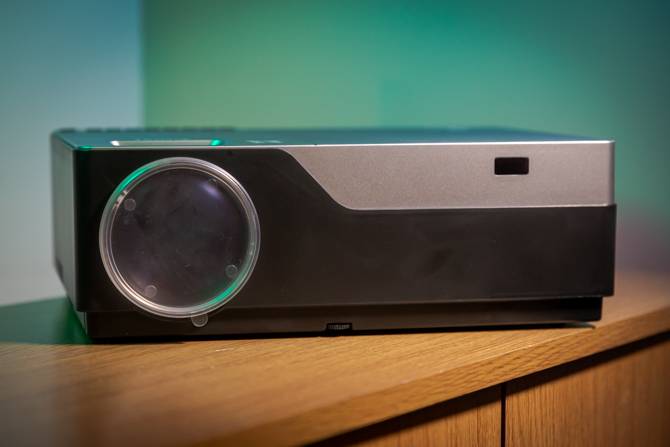 Vankyo V600: Budget Priced Projector That's Brilliant and Bright
