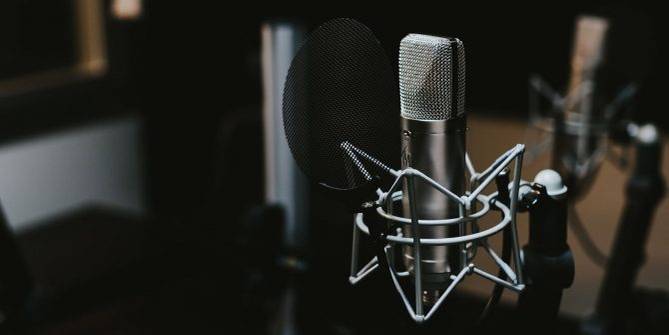 What's the Difference Between Podcasts and Audiobooks?