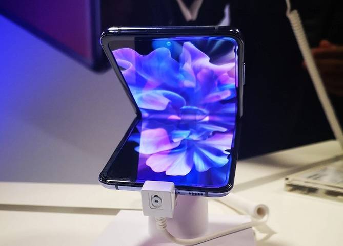The Galaxy Z Flip Foldable Phone: 5 Important Facts to Know