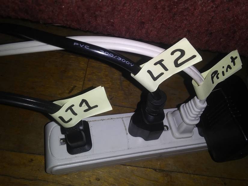 7 Tips to Keep the Cables Under Your Desk Tidy