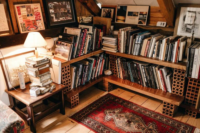 Physical Books vs. Audiobooks: Which Is Better?