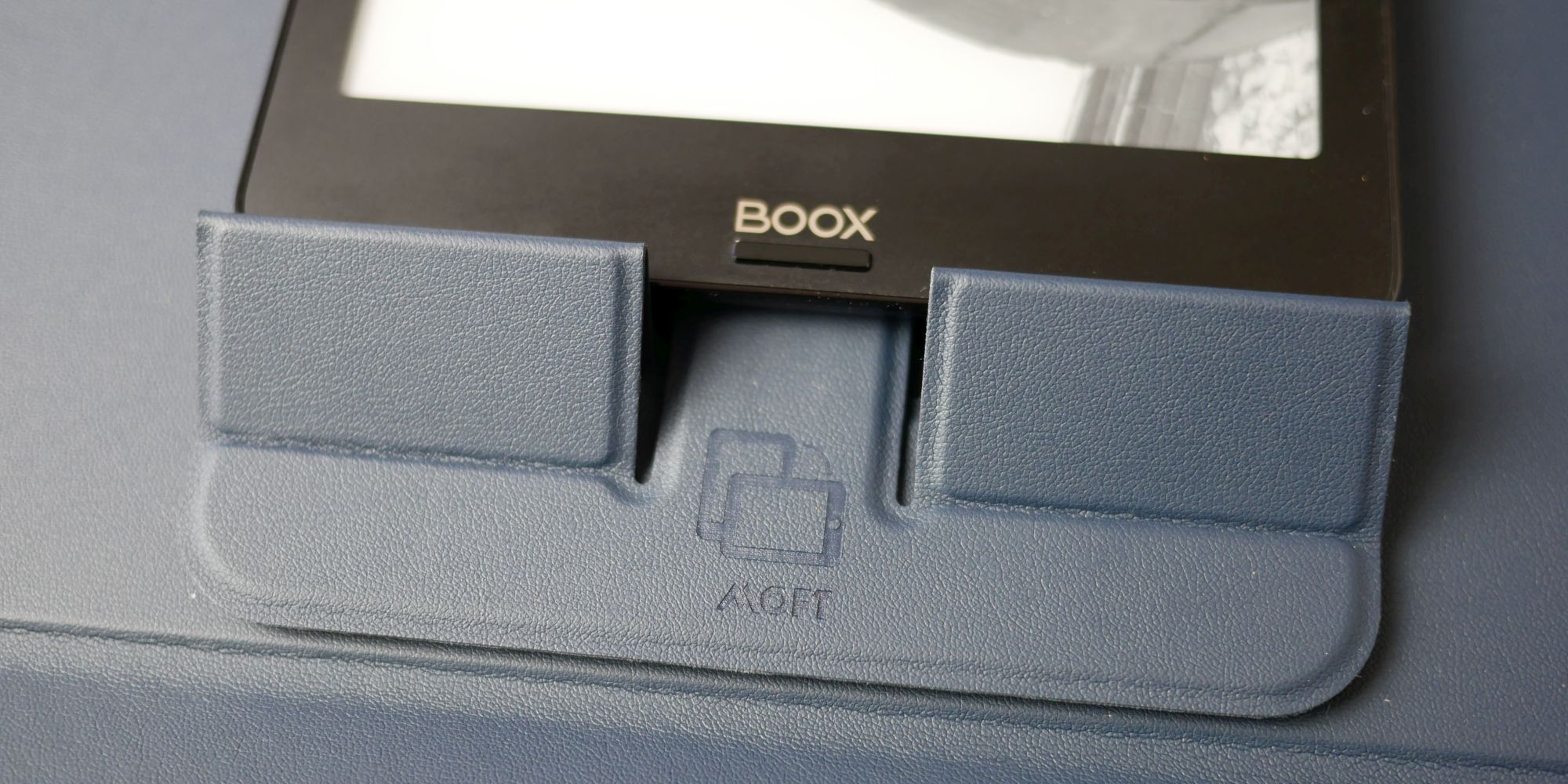 The MOFT Smart Desk Mat Helps You Organize Your Stuff