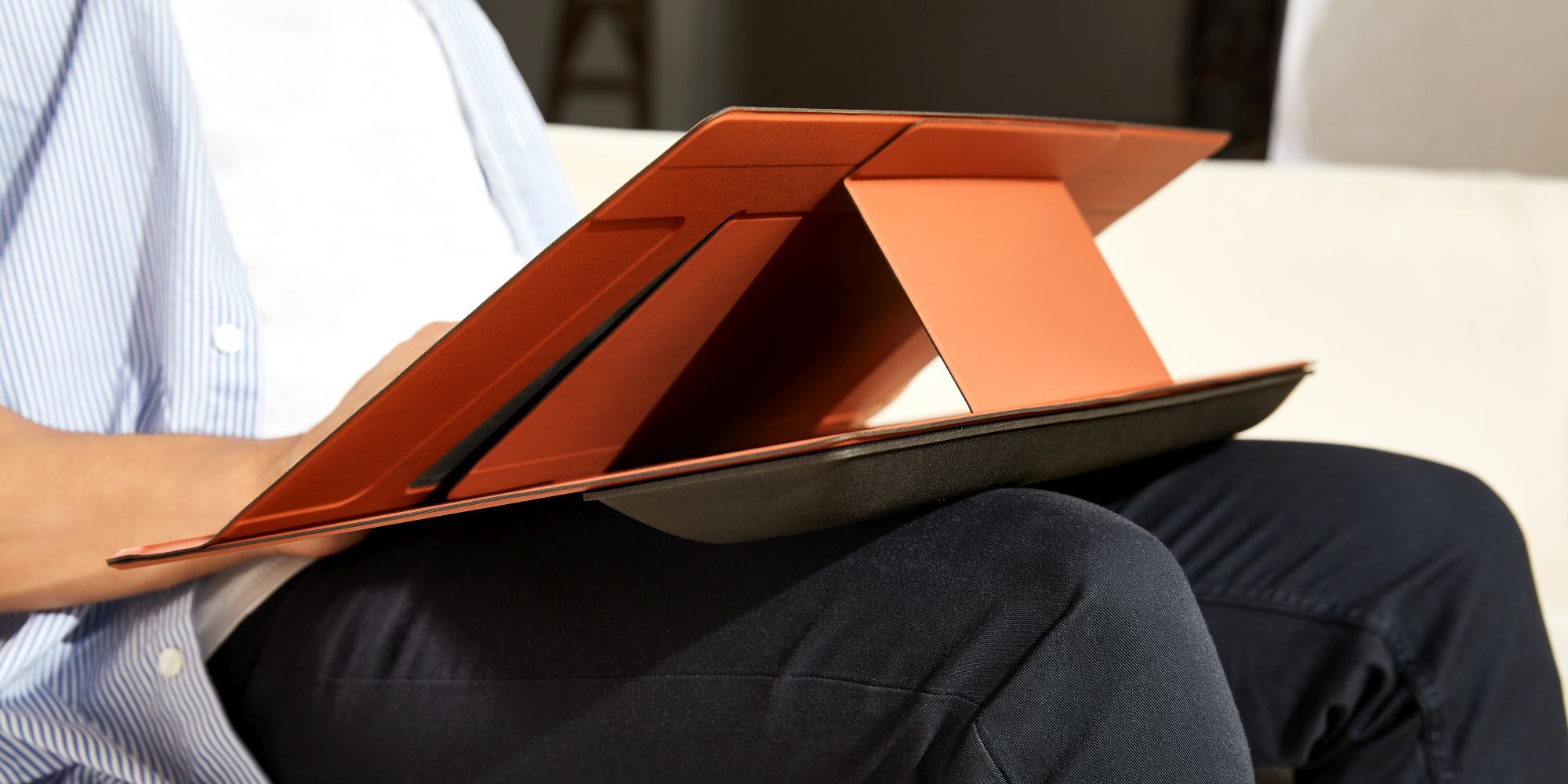 The MOFT Smart Desk Mat Helps You Organize Your Stuff