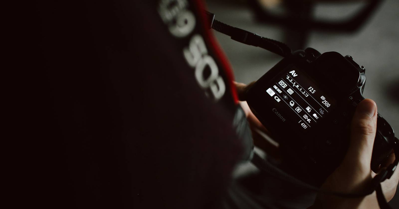 How to Change the Shutter Speed and Aperture on Canon Cameras