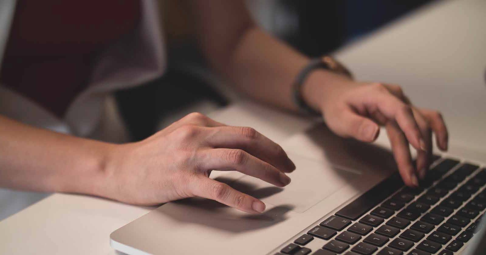 8 Mac Trackpad Gestures (And How to Customize Them)