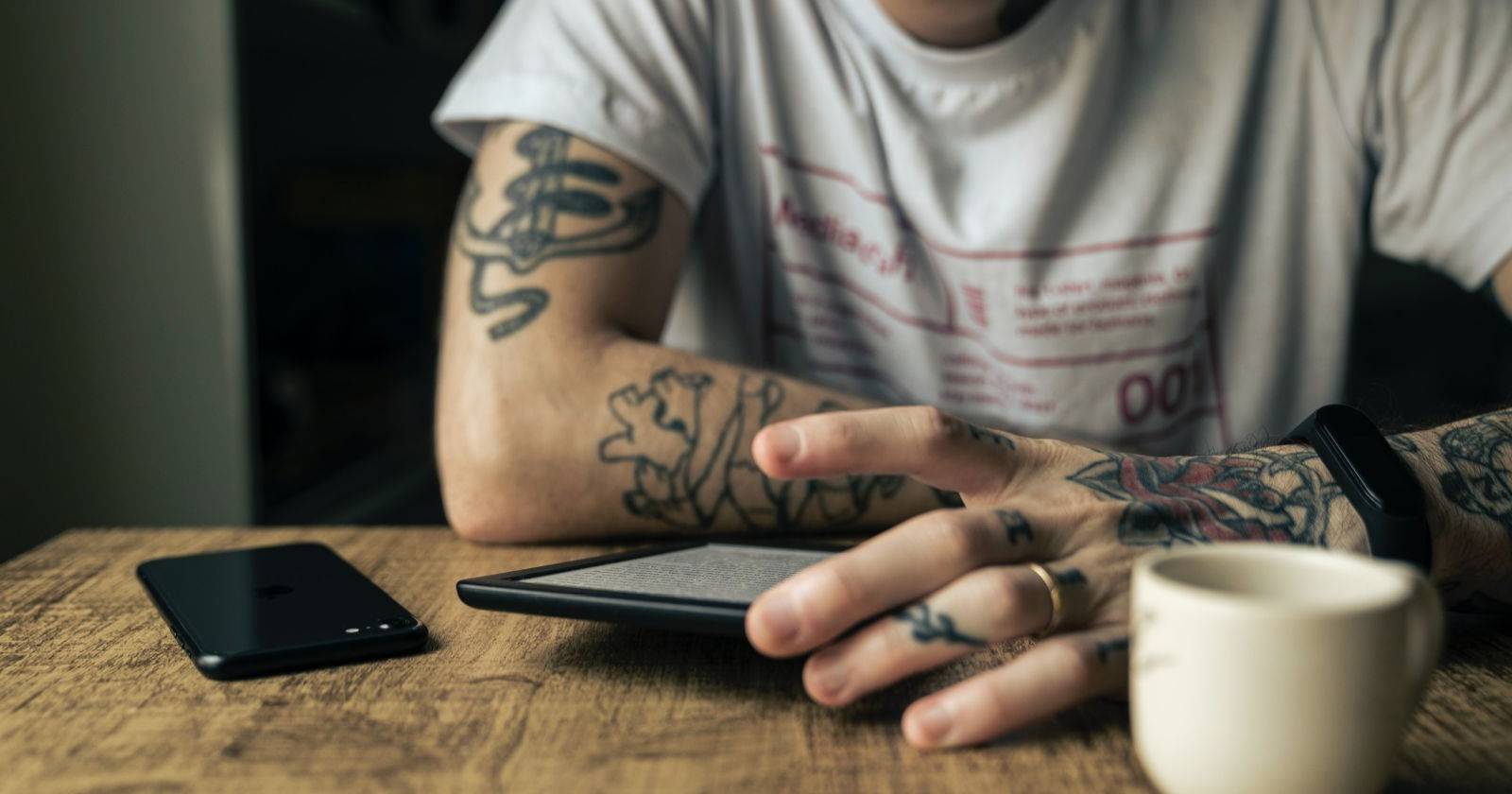 How to Turn on Dark Mode on Your Kindle