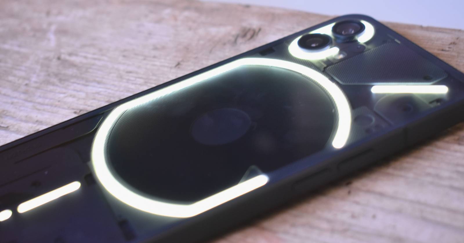 Is It Actually Helpful to Have LEDs on the Back of a Smartphone?