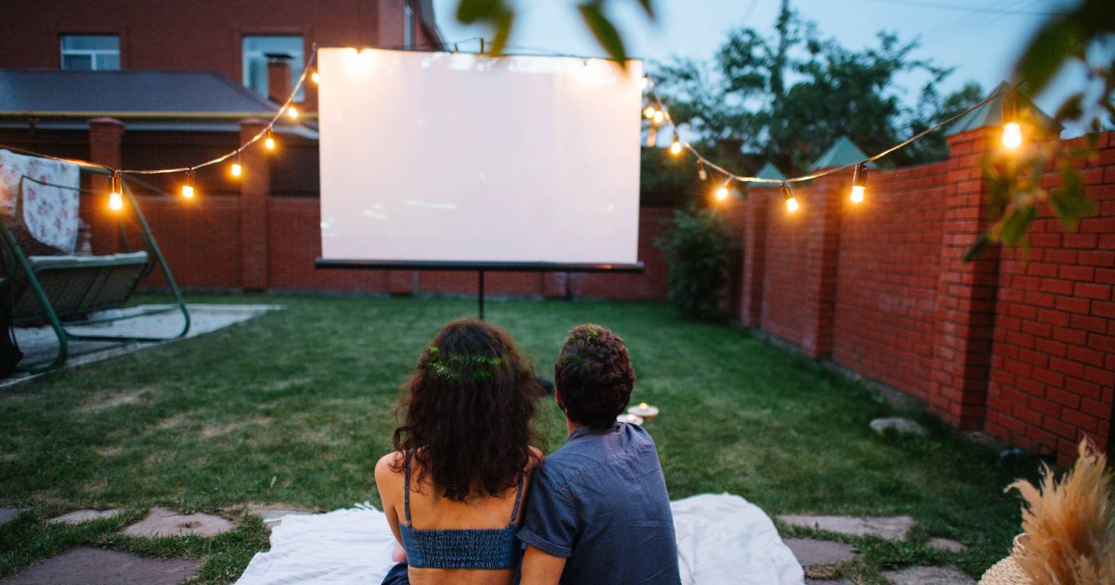 How to Choose a Projector Screen