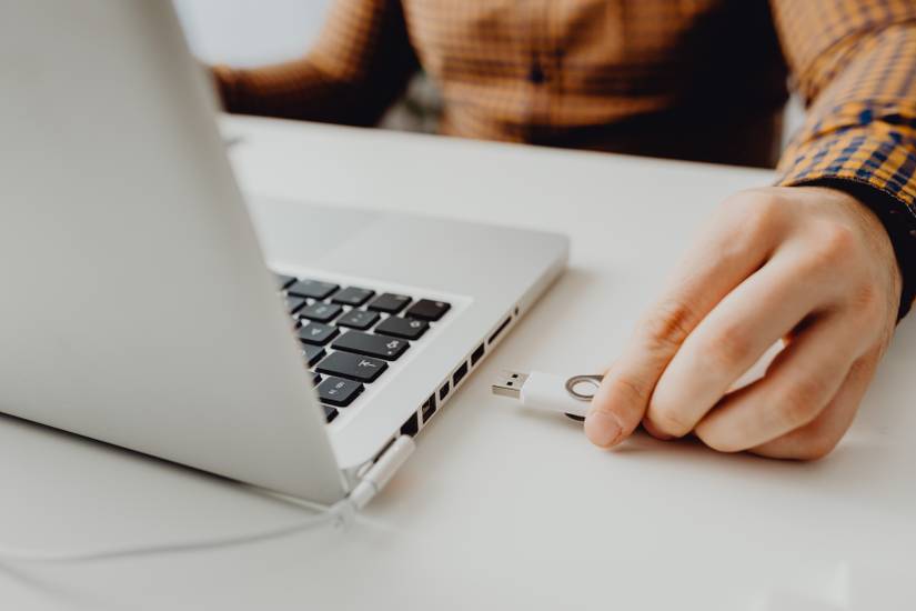 Why Do USB Data Transfers Slow Down While Copying Files?