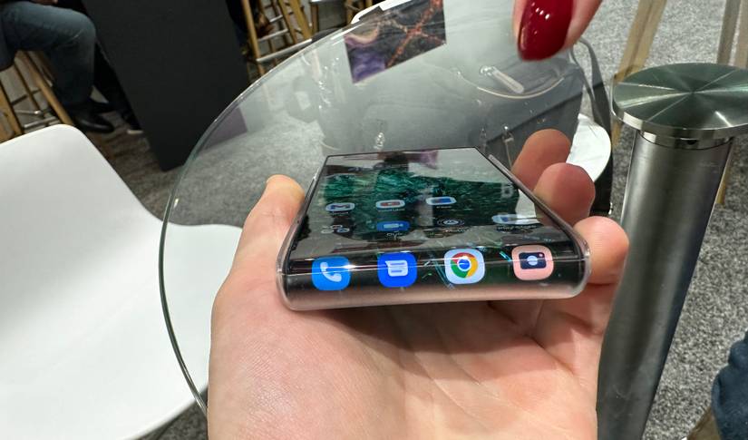 Motorola Rizr Rollable Smartphone Hands-On: Don't Roll With It