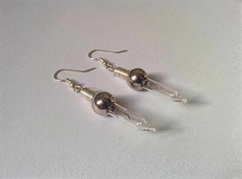 13 Awesome DIY Crafts Using Old Light Bulbs