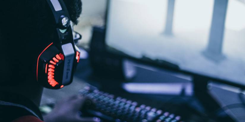 How to Use Voice Chat Safely While Gaming Online