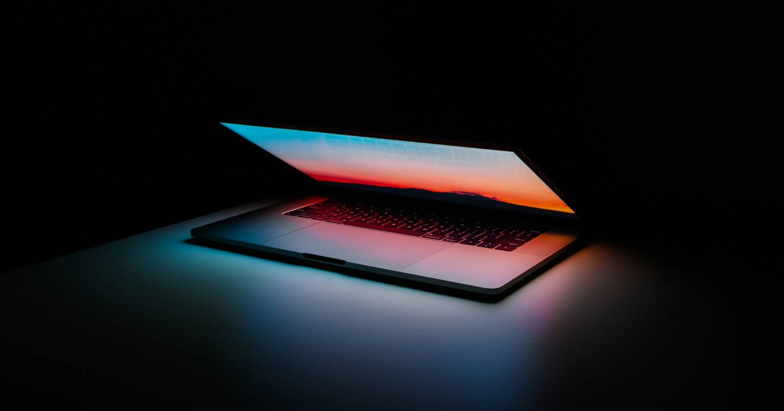 MacBook Not Entering Sleep Mode When the Lid Is Closed? 6 Fixes to Try