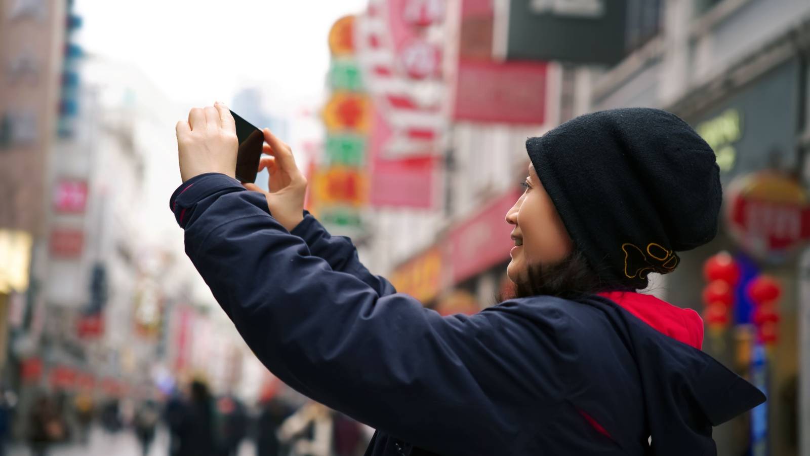 Why I Prefer Shooting Street Photography on My Smartphone Over a DSLR