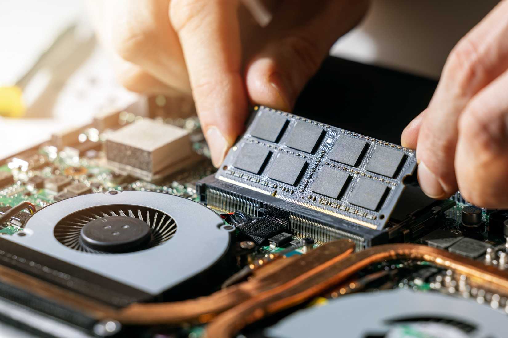 Why I Still Prefer My Windows Laptop Even Though I Also Have a MacBook Air