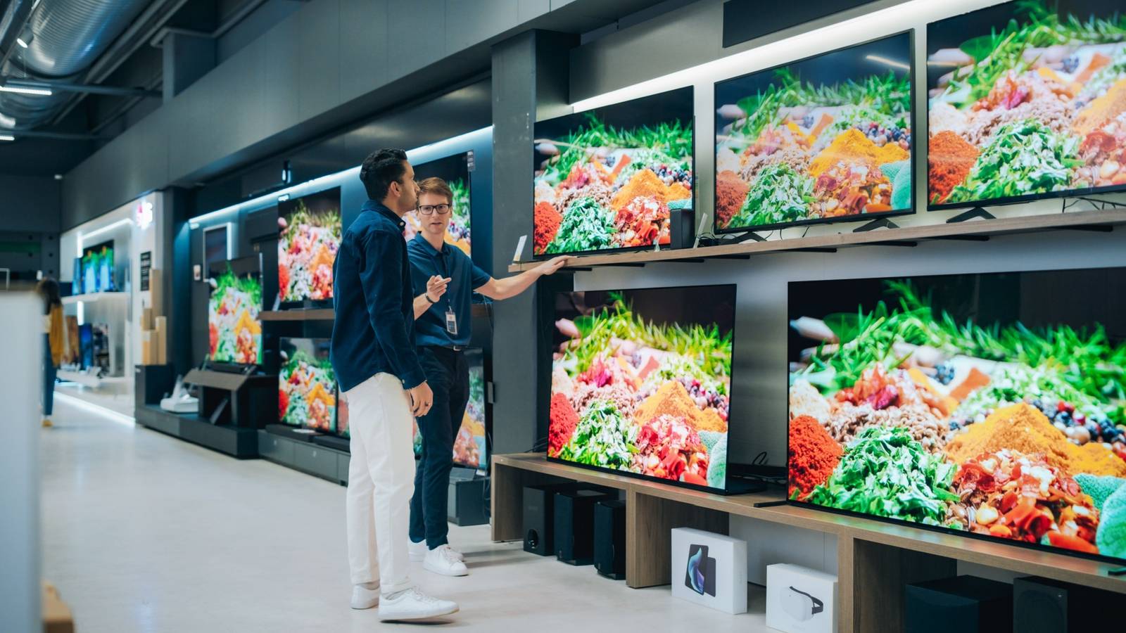 High-End vs. Basic Smart TVs: How Much Is It Worth Spending?