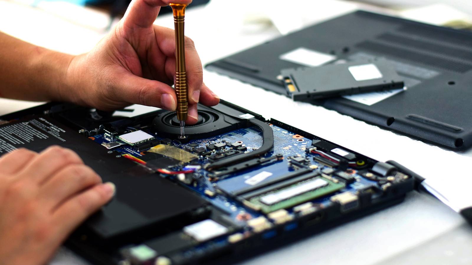 Is It Hardware or Software? How I Diagnose My Computer Issues Easily