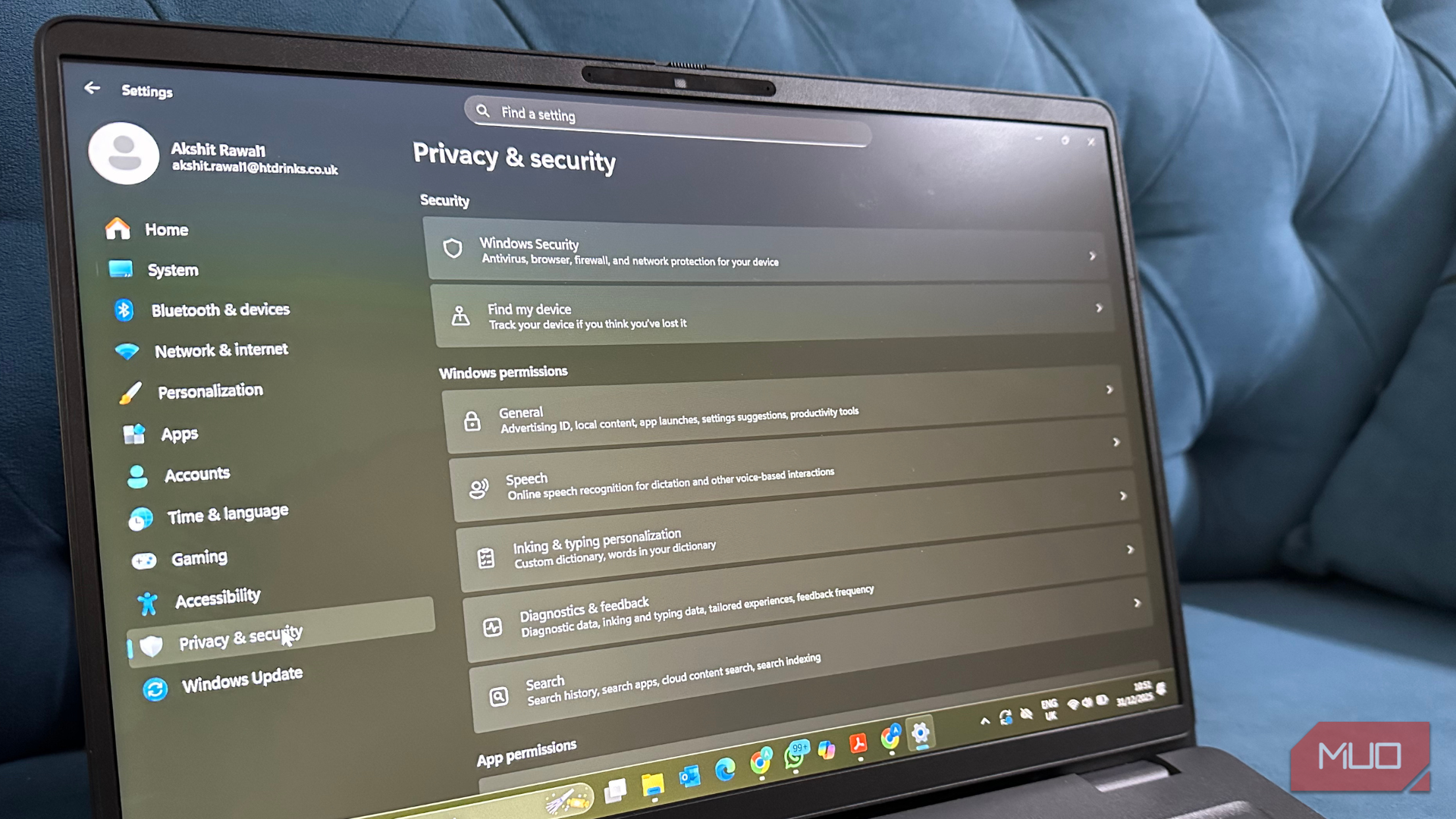 8 Ways to Fix the Windows Desktop When It Turns Pink or Purple