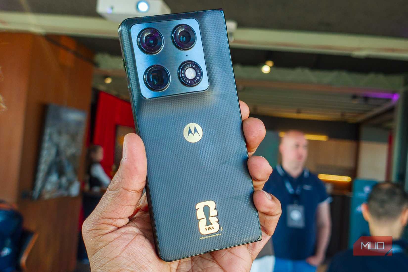 I went hands-on with the Razr Fold, and I think Moto can compete with ...